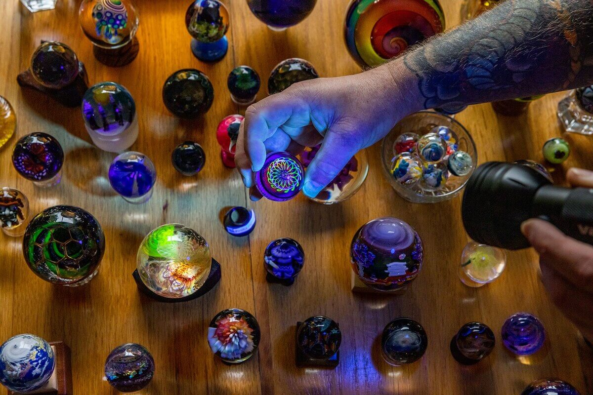 世界に広がる「ビー玉探し」、エベレストから南極まで 写真17点 | ナショナル ジオグラフィック日本版サイト